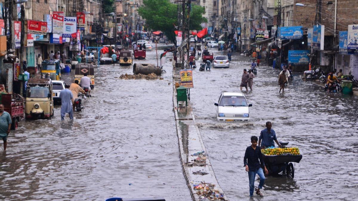 Pakistan'da muson yağmurlarının yol açtığı kazalarda ölenlerin sayısı ...