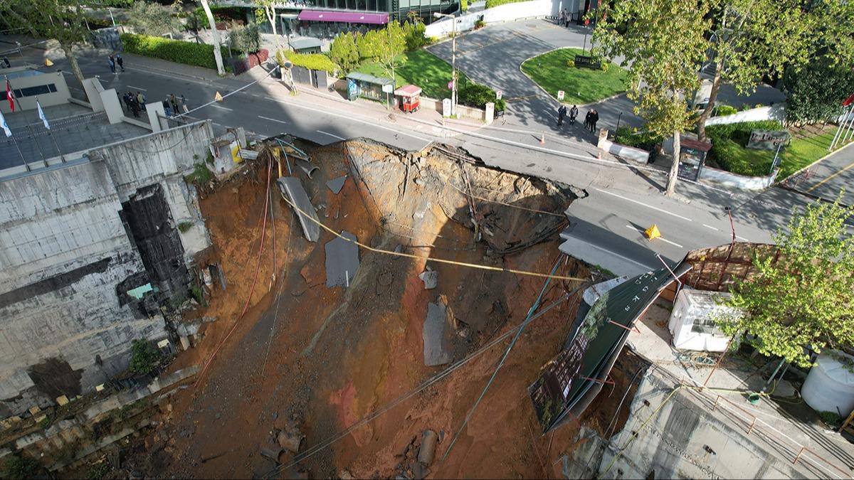 Sarıyer'de çöken yol trafiğe kapatıldı